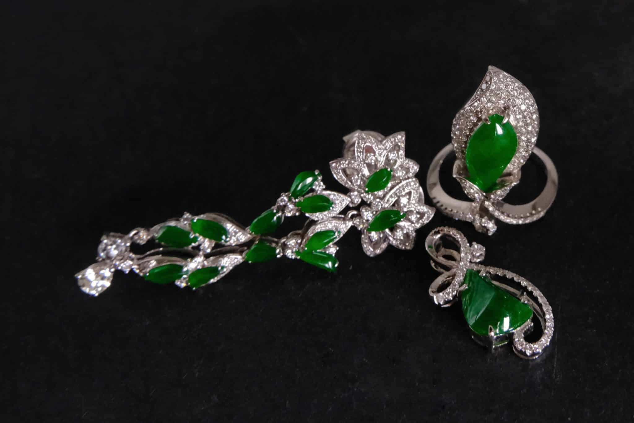 Imperial Green Small Jade Pendant 18k | Gem Gardener