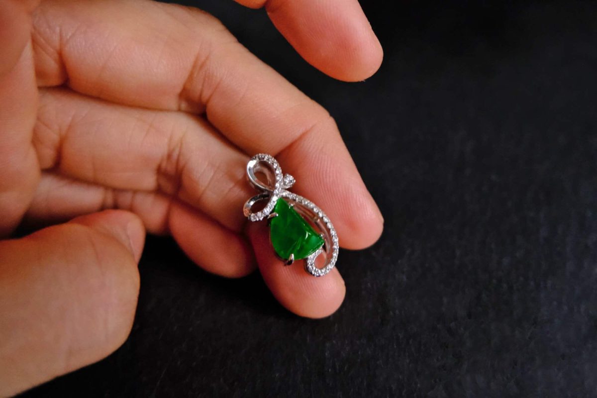 Imperial Green Small Jade Pendant 18k | Gem Gardener