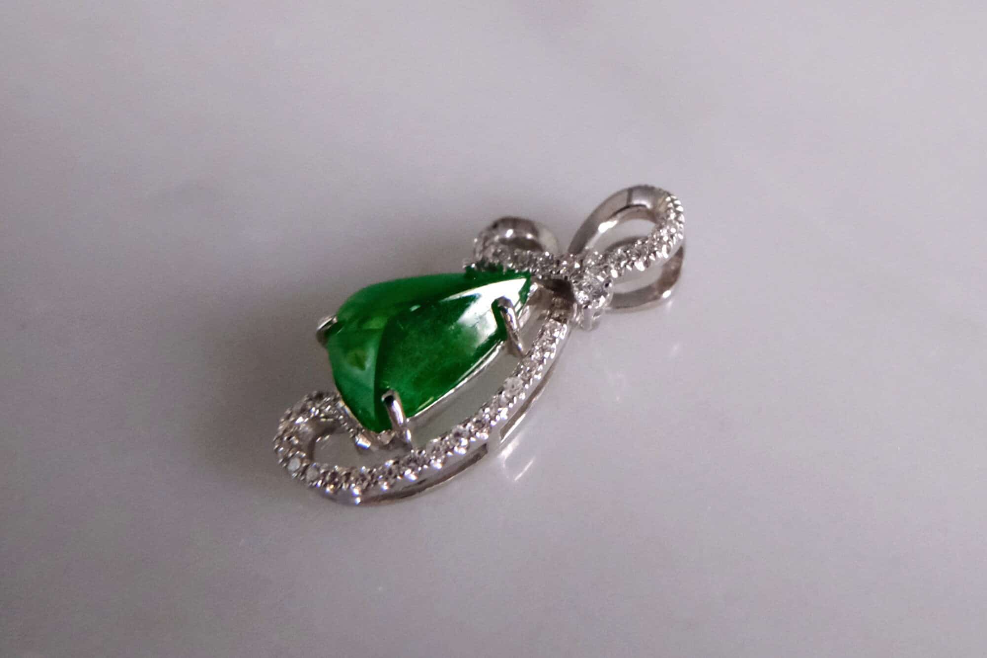 Imperial Green Small Jade Pendant 18k | Gem Gardener