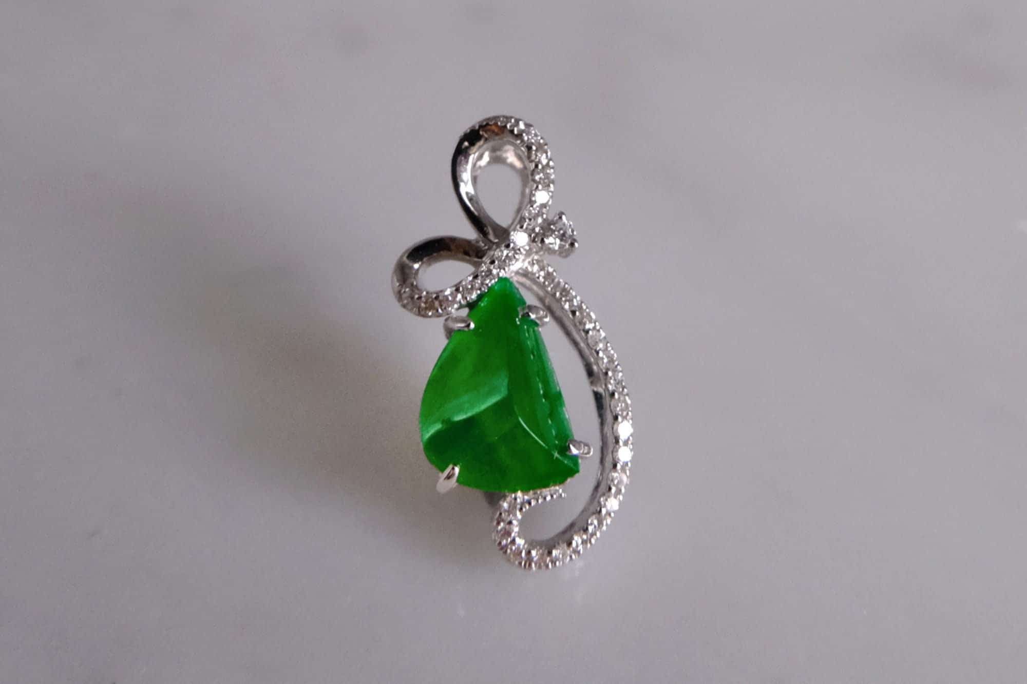 Imperial Green Small Jade Pendant 18k | Gem Gardener