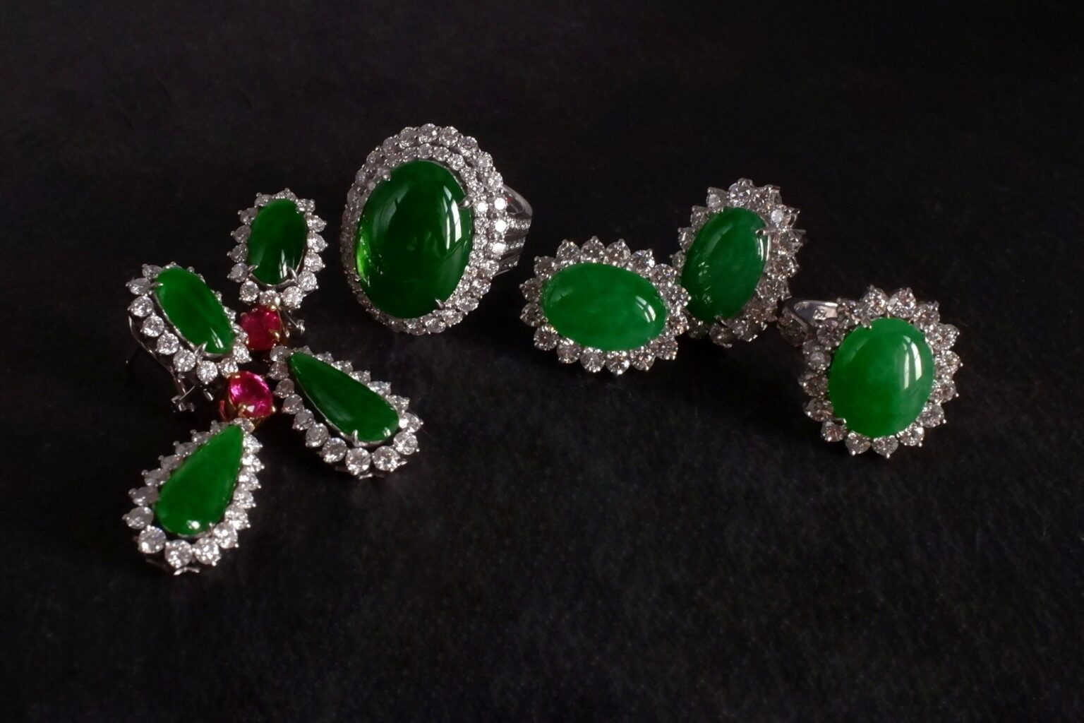 High Quality Imperial Green Jadeite Ring 18k | Gem Gardener